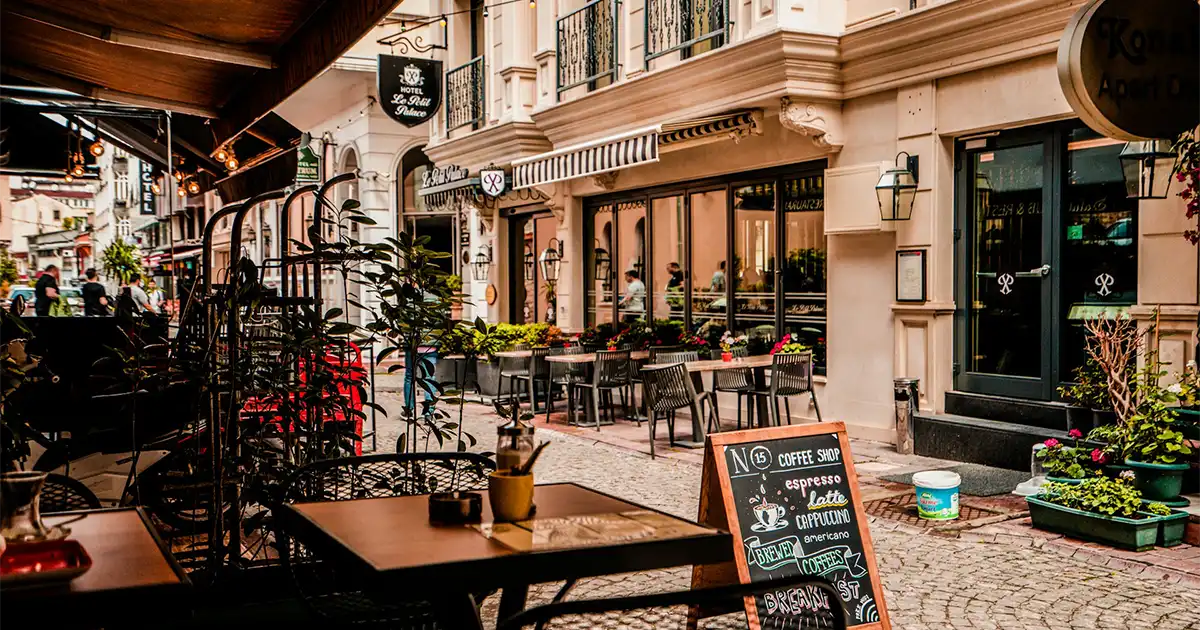 13 Cafes & Restaurants near the Louvre Museum [Local Tips]